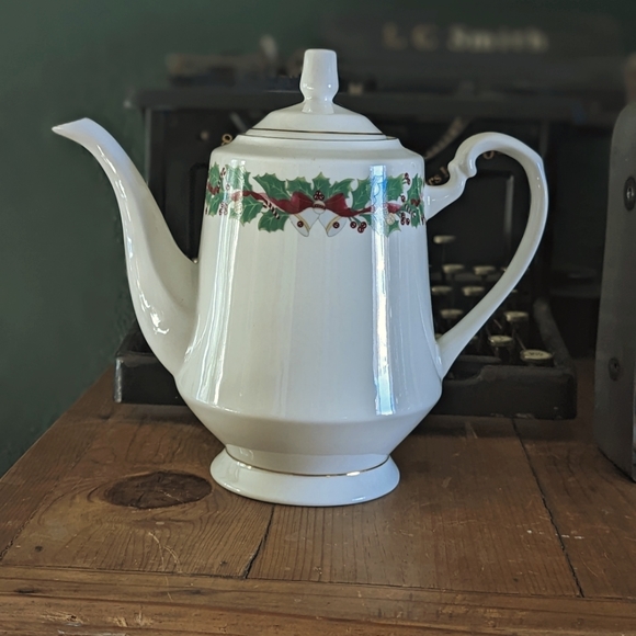 Sango | Holiday | Sango Christmas Holly Tea Pot Made In Japan Mid Century 9 | Poshmark